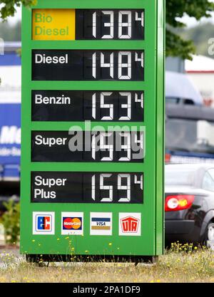 Eine Preistafel an einer Tankstelle bei Bremen zeigt am Freitag, 9. Mai ...