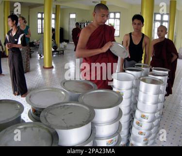 Cooking monks in Myanmar Stock Photo - Alamy