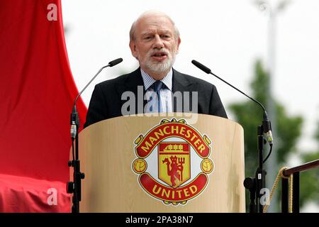 The new Manchester United 'Holy Trinity' statue is unveiled at Old ...