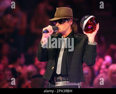 German singer Udo Lindenberg poses with his ?Echo 2009 Music Award? at ...