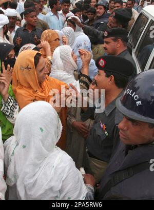 Pakistani women living in a troubled neighborhood in Karachi's Lyari ...