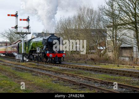 Flying Scotsman departs Ramsbottom Station on the East Lancashire ...