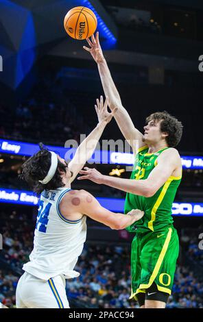 Oregon center Nate Bittle (32) looks on during the second half of an ...