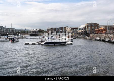 Cardiff bay summer festival, Wales UK Boats moored at pontoon body of ...