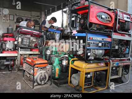 Pakistani mechanics fix generators used by Karachi's consumers on ...