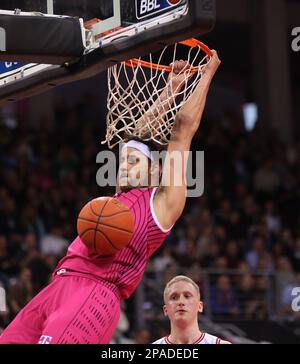 Michael Kessens (Telekom Baskets Bonn #6) (am Ball), Robin Lodders (BG ...