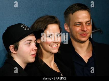 Die Schauspieler Willi Gerk, Valerie Niehaus und Tom Wlaschiha, von ...
