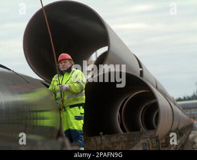 The first 18-meter-long and 1.40-meter diameter pipes for the gas ...