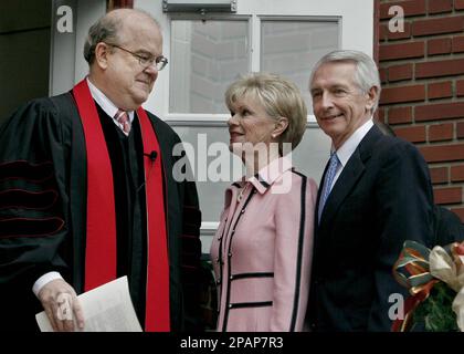 Gov. Steve Beshear, right, and Kentucky Health Benefit Exchange ...