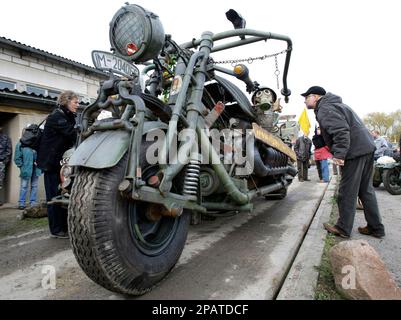 Besucher bestaunen am Dienstag, 20. Nov. 2007, das neue Monster Bike ...