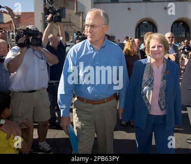 Idaho Sen. Larry Craig and his wife, Suzanne, make their way to a ...