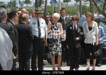 Law enforcement officers gather to attended a memorial service for ...