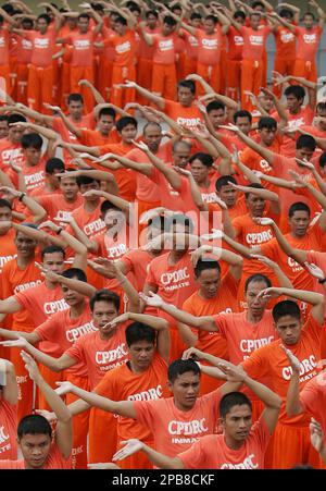 Filipino inmates dance as part of their morning workout at the Cebu ...