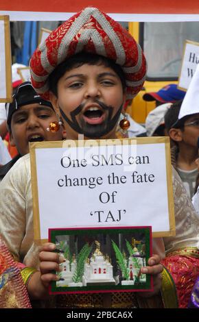 School children dressed as Mughal Emperor Shahjahan and his wife Mumtaz ...