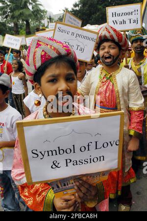 School children dressed as Mughal Emperor Shahjahan and his wife Mumtaz ...