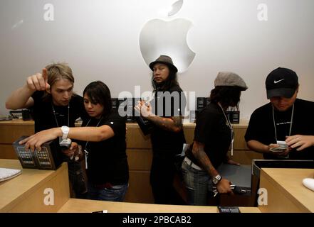 Apple cashiers rush to ring iPhones on portable credit card terminals ...