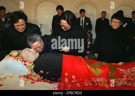 Widow Zhuo Lin kisses her husband Deng Xiaoping as she paid her final ...