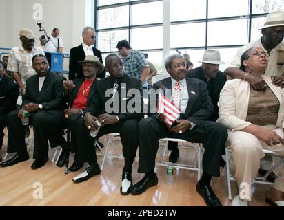 Marvis Frazier, left, with his father, former heavyweight world ...