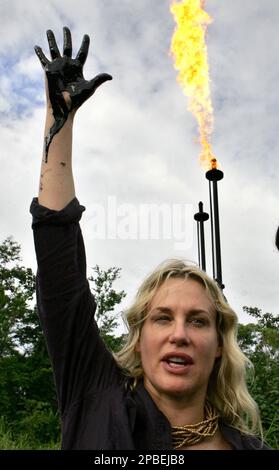 U.S. actress Daryl Hannah shows her hand covered with oil in Ecuador's ...