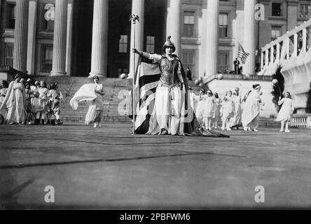 Suffrage pageant - Washington, 1913 Stock Photo - Alamy