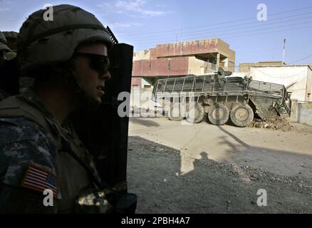 TO GO WITH STORY SLUGGED IRAQ STRYKERS STRUGGLE--U.S. soldiers on foot ...