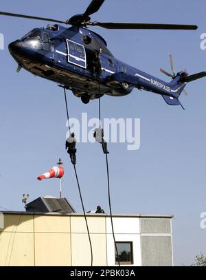 Polizeispezialkraefte seilen sich am Freitag, 27. April 2007, in Sankt ...