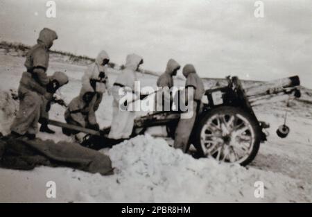 German soldiers with a 15cm heavy infantry gun 33 east of Kharkov ...