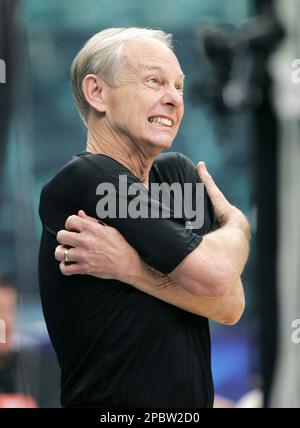 South Carolina coach Dave Odom gets tangled up with South Carolina ...