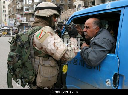 Checkpoint of the New Iraqi Army on the highway from Baghdad to Basra ...