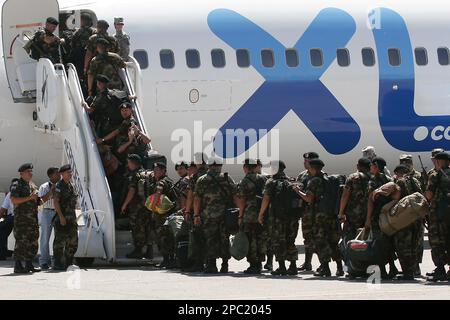 Soldiers of the Cuscatlan Battalion from the Salvadorian army shout ...