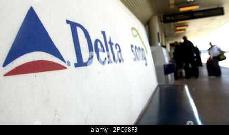Delta Air Lines curbside check-in at Hartsfield-Jackson Atlanta ...