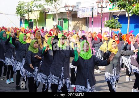 Indonesian do flash mob traditional dance to celebrate national ...