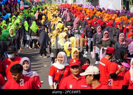 Indonesian do a flash mob traditional dance to celebrate national ...