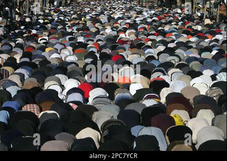 Lebanese Muslim prayers pray during Eid al-Fitr morning prayer at ...