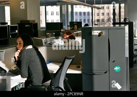Workers building the United Nations Headquarters in New York City, USA ...