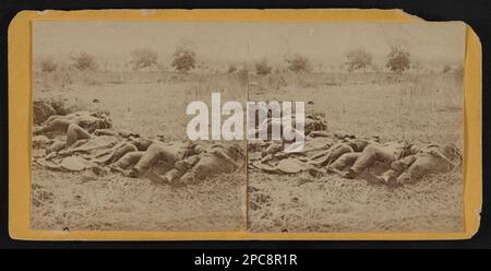 Dead soldiers lying on the Gettysburg battlefield after the Battle of ...