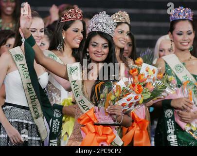 Miss Earth 2006 Chile's Hil Yesenia Hernandez Escobar, second from left ...