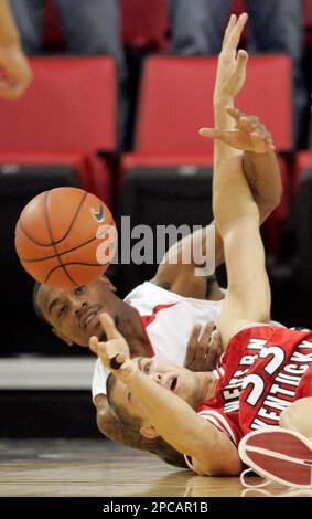 Georgia's Levi Stukes (14) battles for a loose ball with Auburn's ...