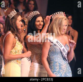 Miss Georgia 2006 Lisa Wilson recieves her crown from 2005 Miss Georgia ...
