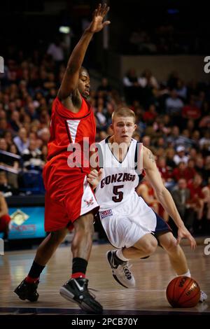 Gonzaga's Derek Raivio, center, drives the lane for a shot against ...