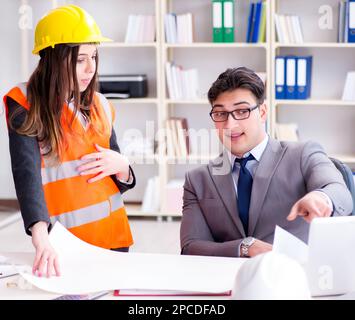 Construction foreman supervisor reviewing drawings Stock Photo - Alamy