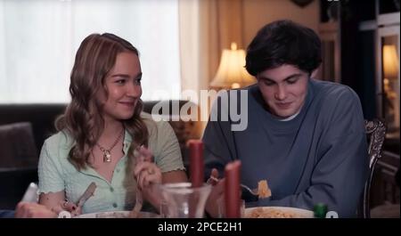 SOMEWHERE IN QUEENS, from left: Ray Romano, Laurie Metcalf, 2022 ...