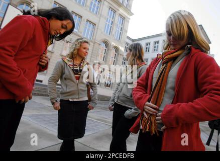 Schuelerinnen und Schueler des 9. Schuljahres der Weiterbildungsklasse ...