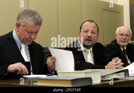 Die Verteidiger Gerhard Strate, links, und Josef Graessle-Muenscher ...