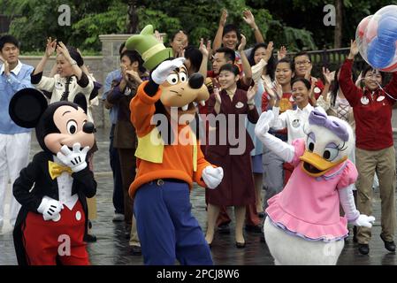 MICKEY MOUSE, (from left): Daisy Duck, Mickey Mouse, 'Croissant de ...