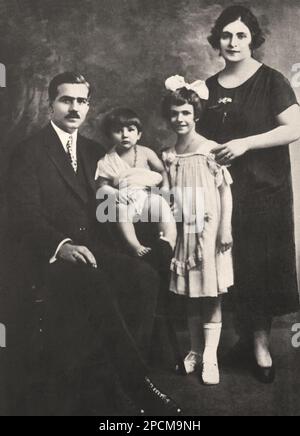 Diva, Maria Callas, opera singer, arriving at Chicago Midway Airport ...