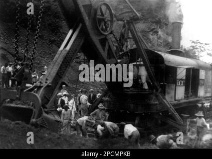 1906 , PANAMA : President Theodore Roosevelt ( 1858 - 1919 ) running an ...