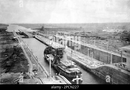 PANAMA , 1913 ca : The Panama Canal , Gatun spillway dam, Panama ...