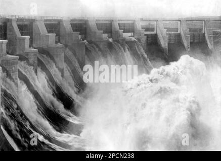 PANAMA , 1913 ca : The Panama Canal Gatun Lock, navy steaming into ...