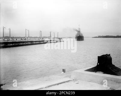 PANAMA , 1913 ca : The Panama Canal , Gatun spillway dam, Panama ...